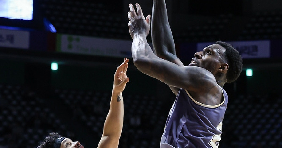 프로농구 KCC, SK 13연승 저지…라건아, 통산 최다득점 2위