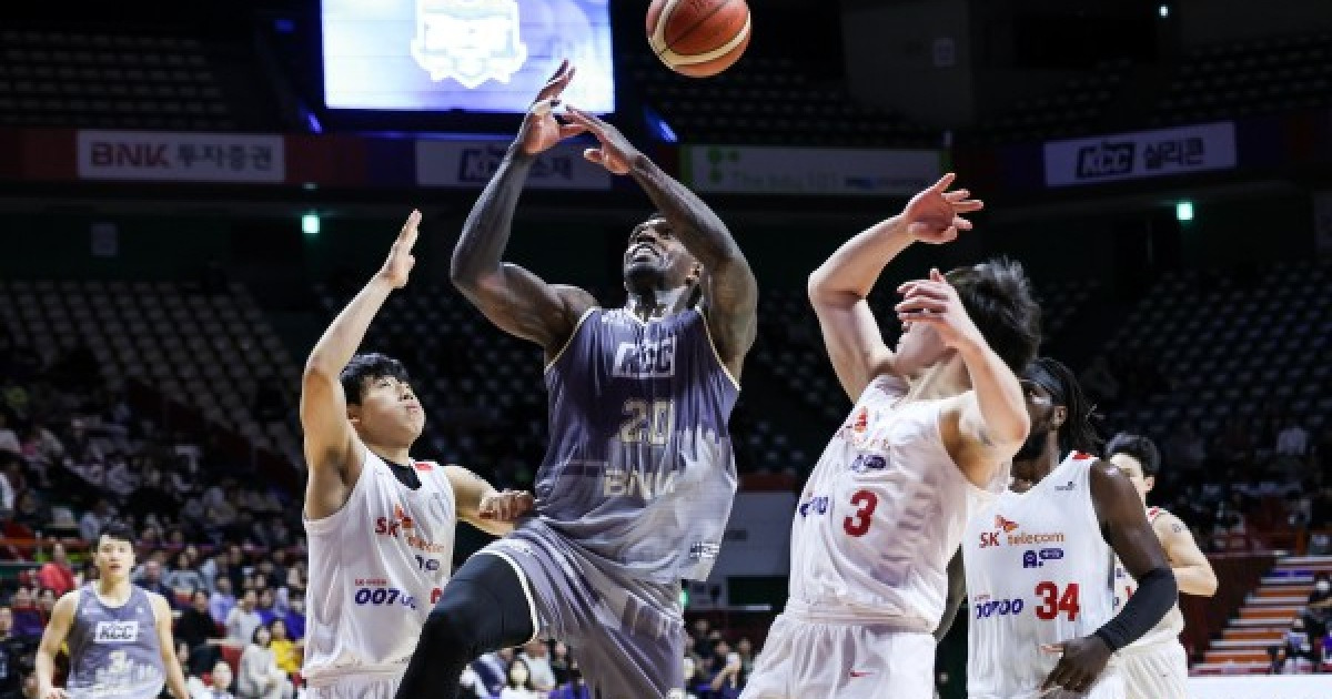 '라건아-허웅 51점 합작' KCC, SK 13연승 저지…90-75 완승