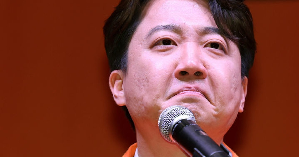 수락연설 중 눈물 보이는 이준석 대표