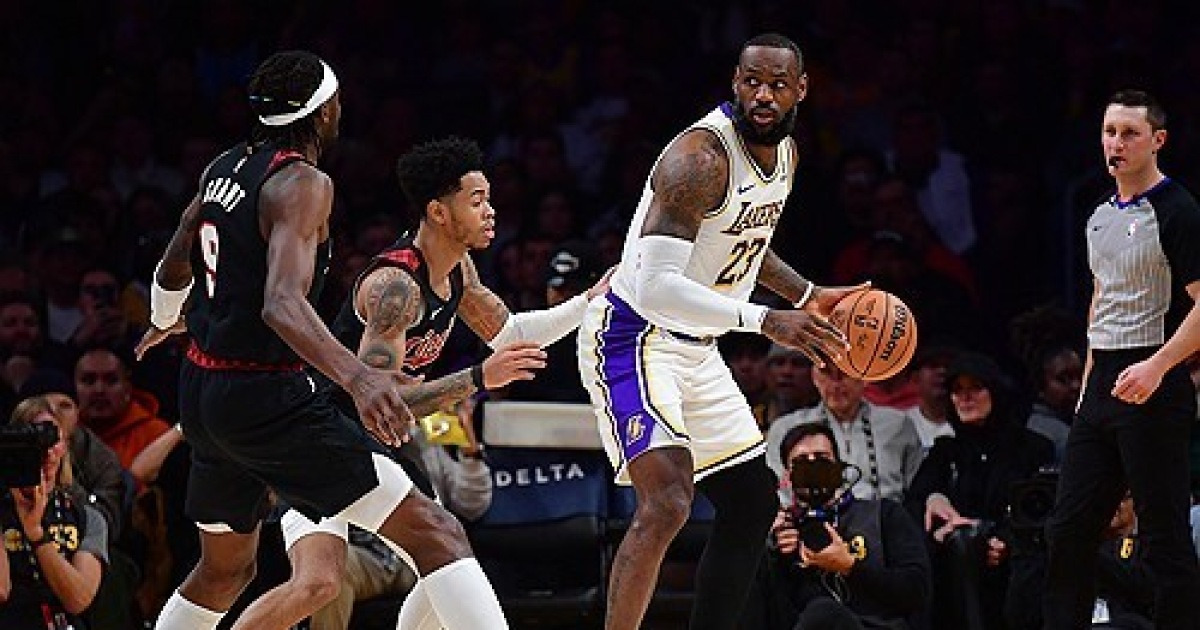 [NBA] '르브론-러셀 62점 합작' 레이커스, 포틀랜드 완파