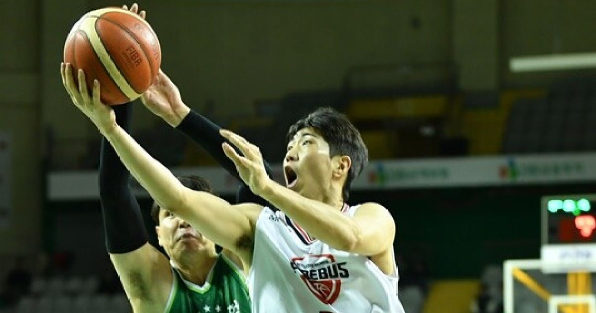 [BK 리뷰] ‘김지완-박무빈 4Q 3점 작렬’ 현대모비스, DB전 시즌 첫 승