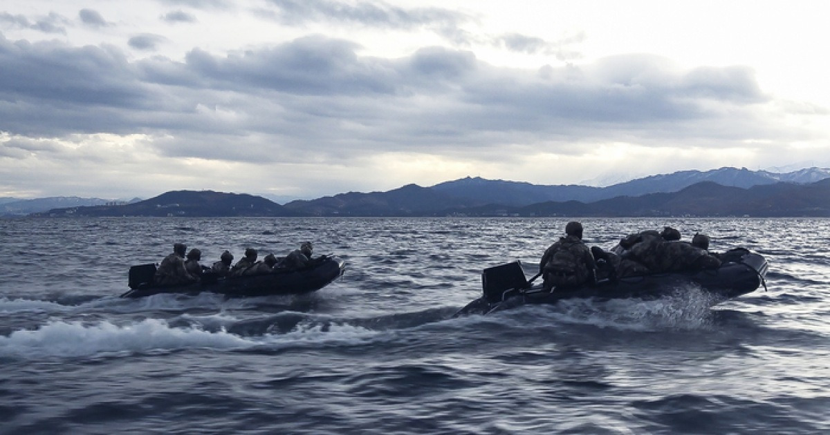 최강 한파에 바닷속 ‘풍덩’…해군 UDT 혹한기 훈련