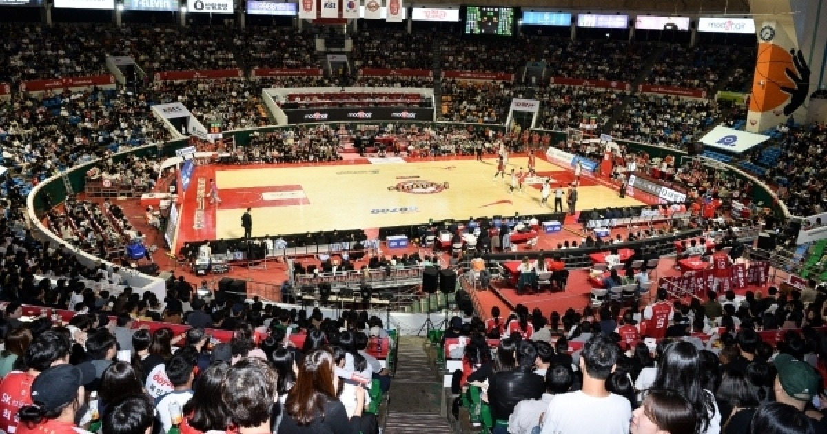 ‘인기 구단’ SK, KCC전서 KBL 최초 통산 300만 관중 돌파 앞둬…300만번째 관중에 특급 선물 안긴다