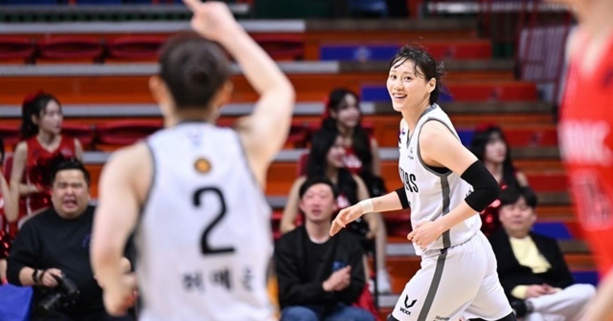 ‘강이슬 맹활약+박지수 더블더블’ KB스타즈, BNK 8연패 몰아넣으며 8연승 질주…2위 우리은행과 1.5G 차