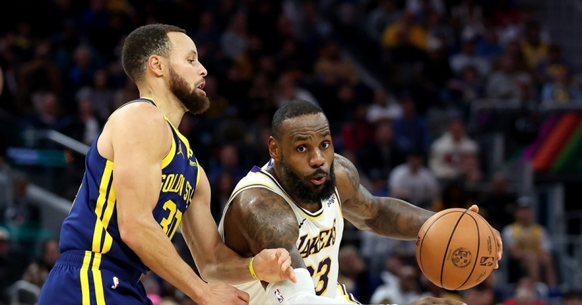 '40살' 르브론, 또 최고령 기록 썼다…'46득점' 커리 제압하고 2차 연장 끝 GSW에 역전승