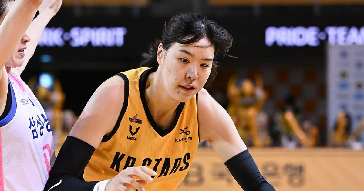 KB 박지수, 여자농구 최초 4연속 라운드 MVP