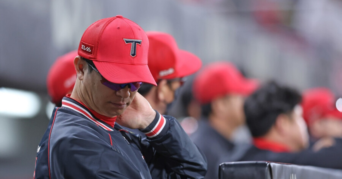 V11 명문 구단이 어쩌다…초유의 사태 마주한 KIA, 또 고개 숙였다