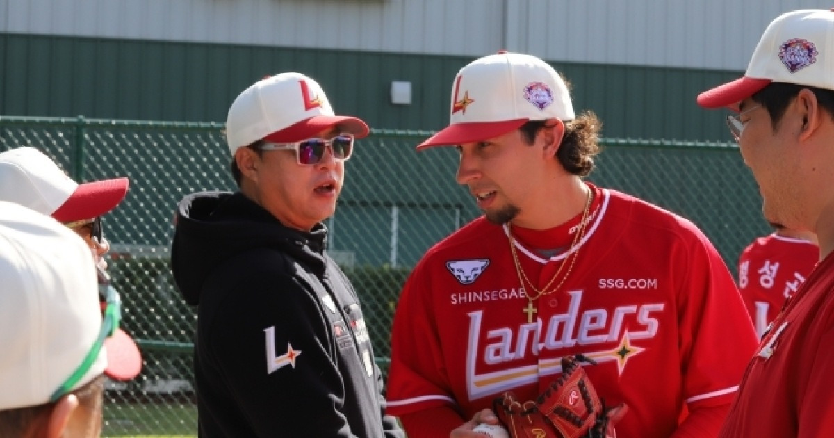 이 속도 실화? 스캠 불펜서 151km 쾅! SSG 새 외인 더거, 감독 눈도장 찍었다