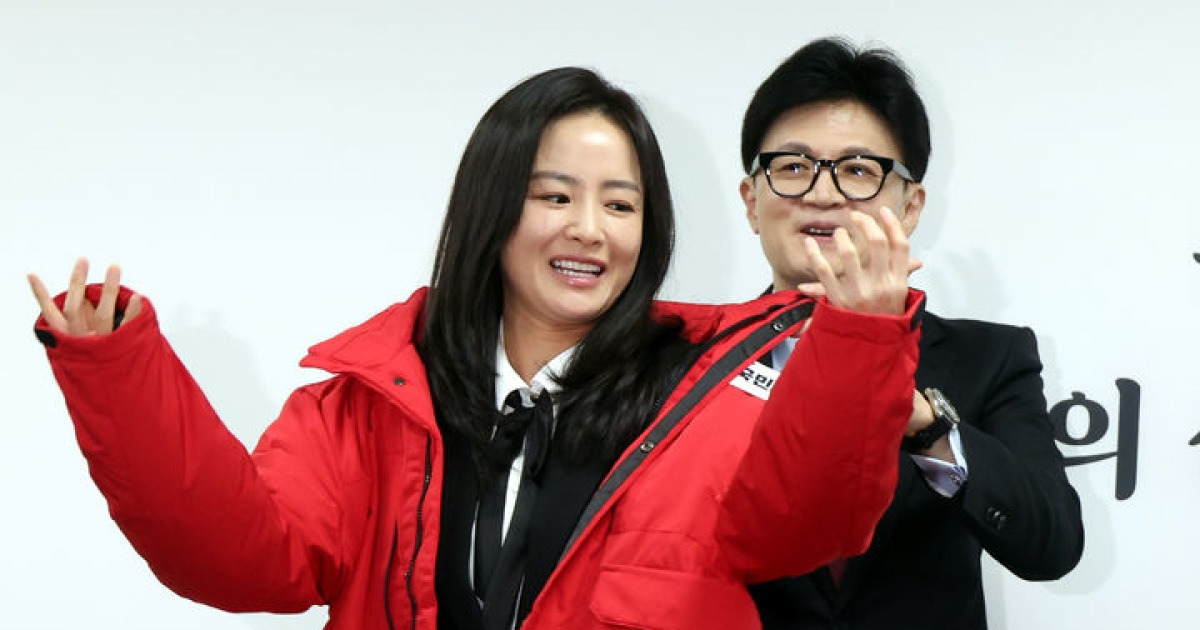 국민의힘 당 점퍼 입는 김효은 영어강사
