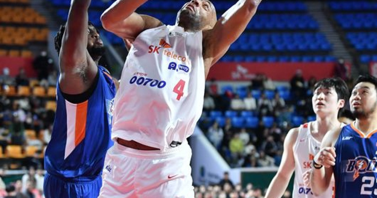 ‘워니 공백까지 메운 윌리엄스‘ SK, EASL 4강 토너먼트서 정관장과 격돌