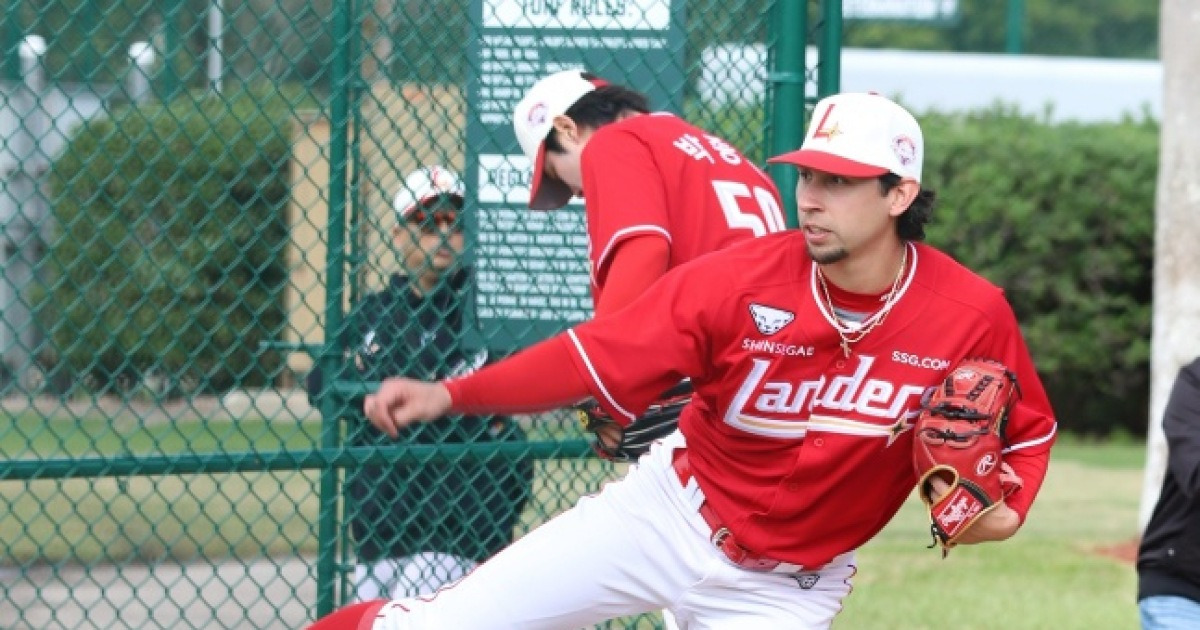 전력투구 아닌데 '151㎞ 쾅!' SSG 새 외인, 심상치 않다... 변화구 강점이라더니 "공격적인 피칭 인상적"