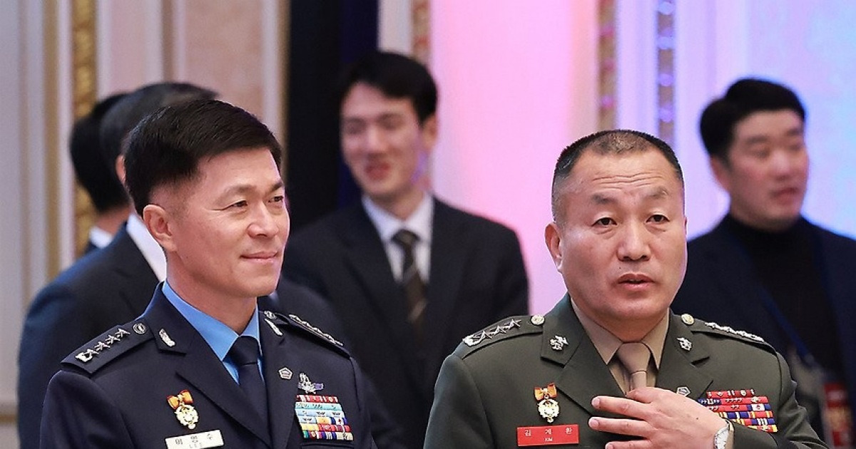 대화나누는 김계환 해병대사령관과 이영수 공군참모총장