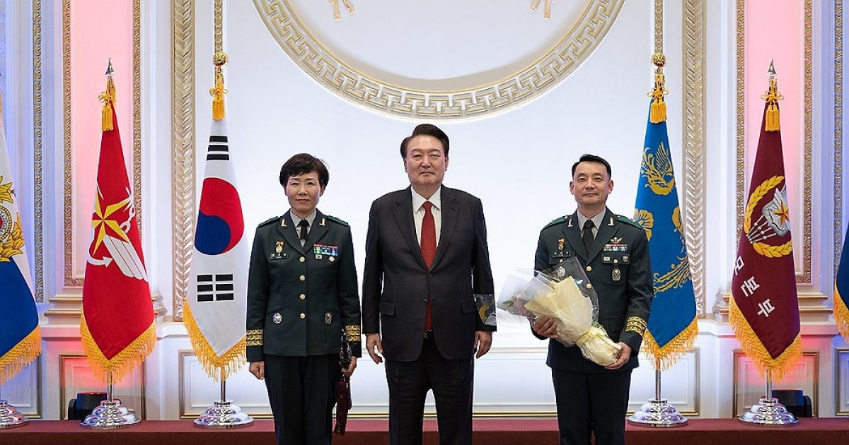 윤석열 대통령 부부 장성과 함께