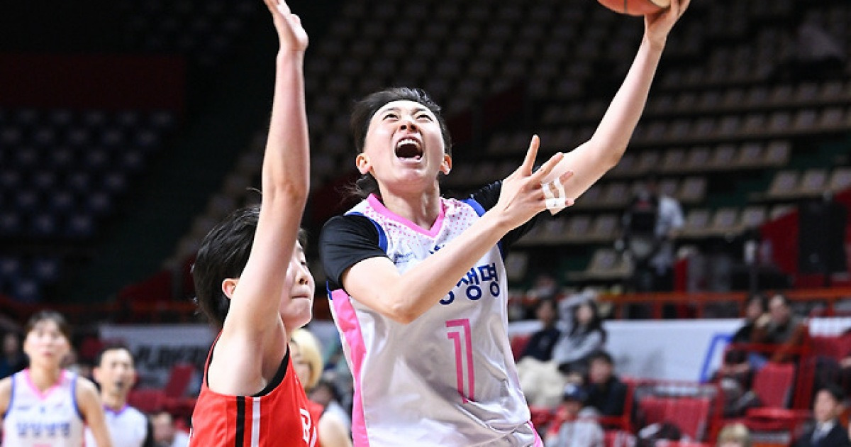 삼성생명,BNK에 67대64,짜릿 역전승 3연승 질주...'진안 분전'BNK 12연패 늪[여자프로농구]