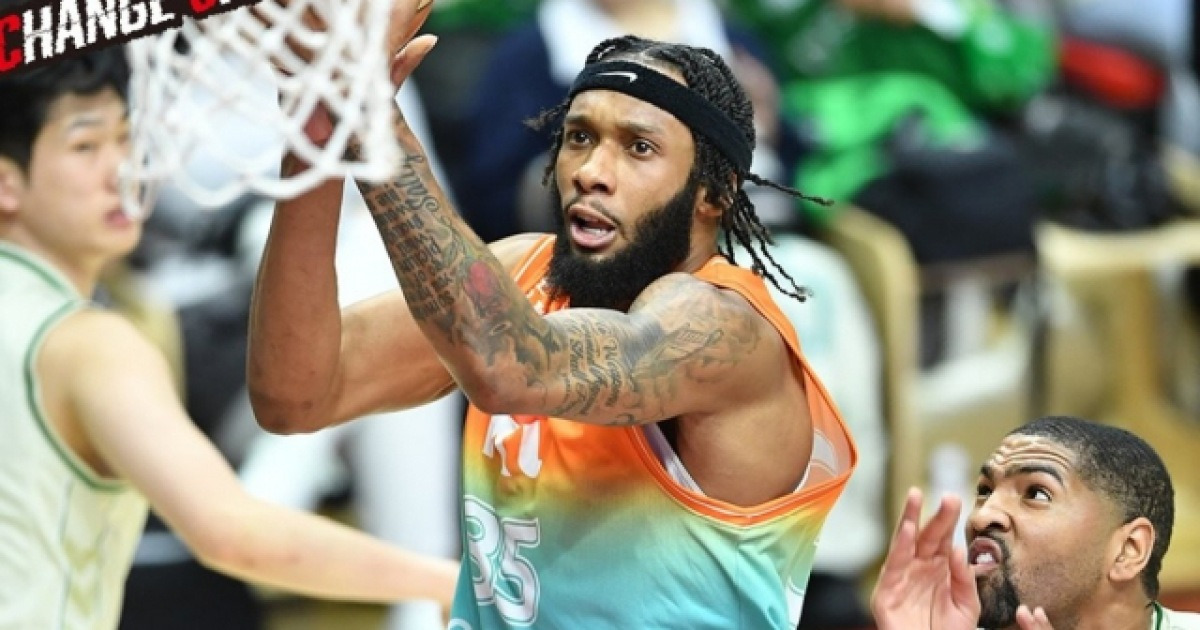 프로농구 1·2위 맞대결···KT, DB 꺾고 4연승 질주