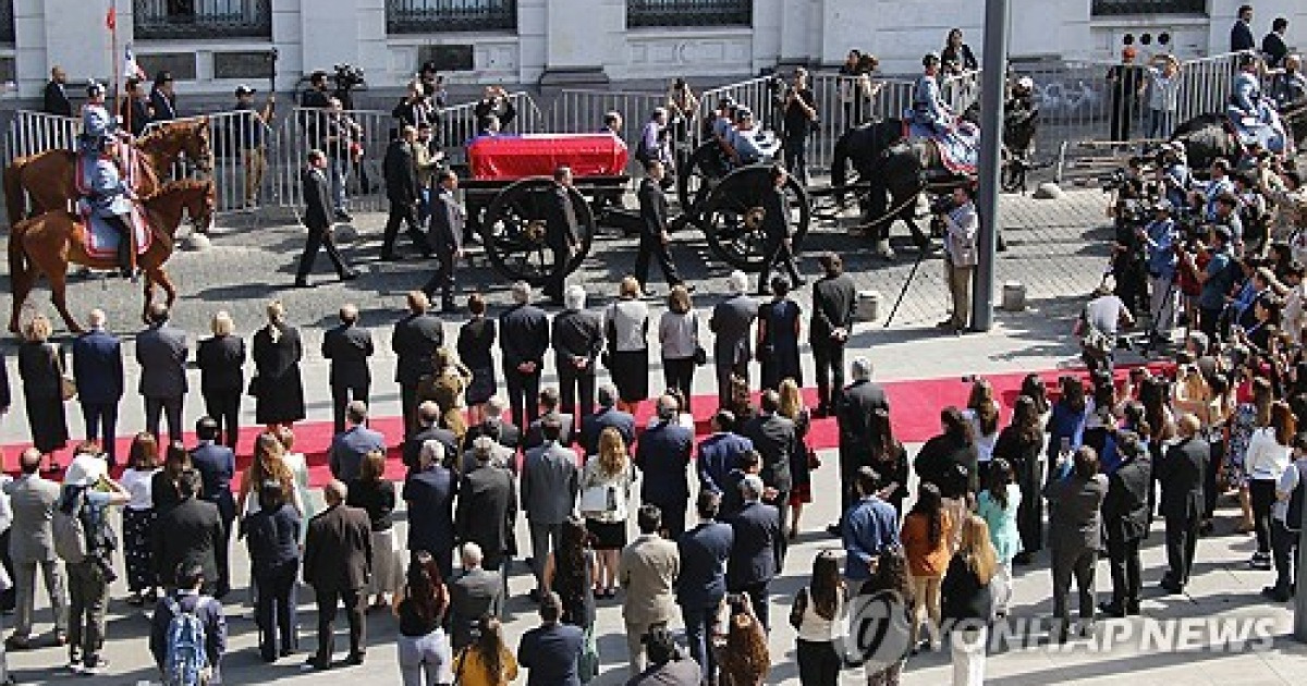 CHILE PEOPLE PINERA WAKE