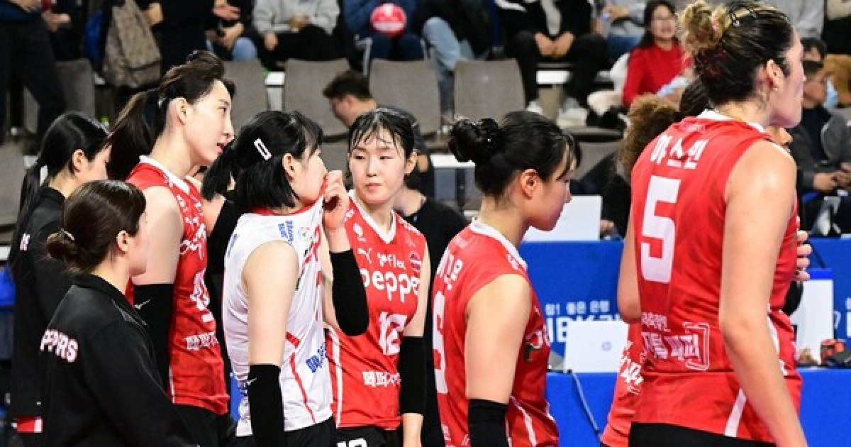 페퍼저축은행, IBK기업은행에 0-3 완패…최다 21연패로 불명예 신기록