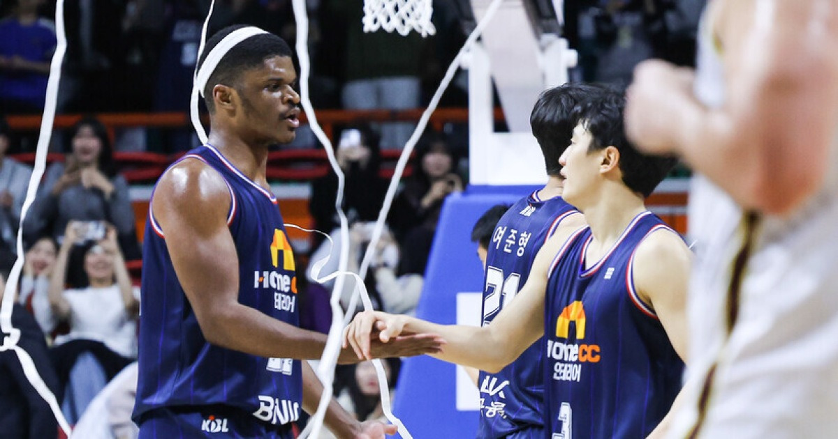 ‘벤치 득점 33-9 우위’ KCC, 니콜슨 빠진 가스공사에 재역전극