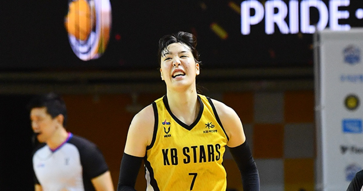 KB스타즈, 홈에서 통산 5번째 정규리그 우승…BNK 13연패 수렁