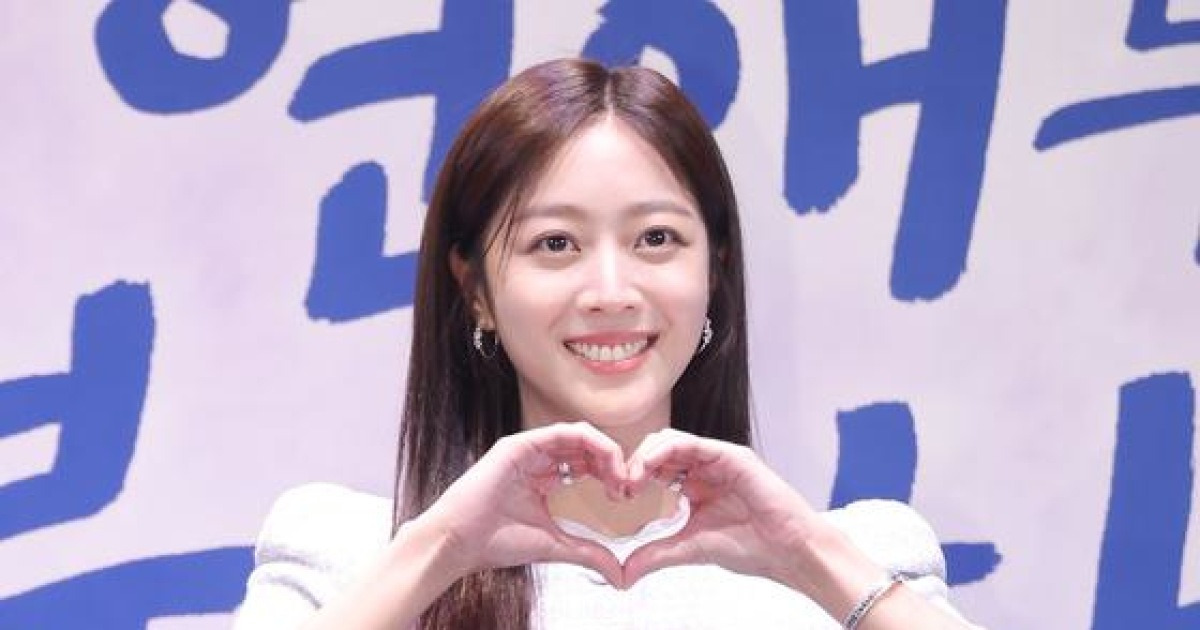 조보아, 신생 엑스와이지 스튜디오 전속계약 '새 출발'