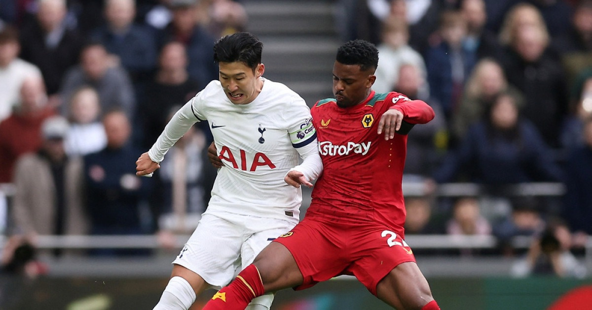 EPL 울버햄튼의 넬송 세메두와 볼 다투는 손흥민