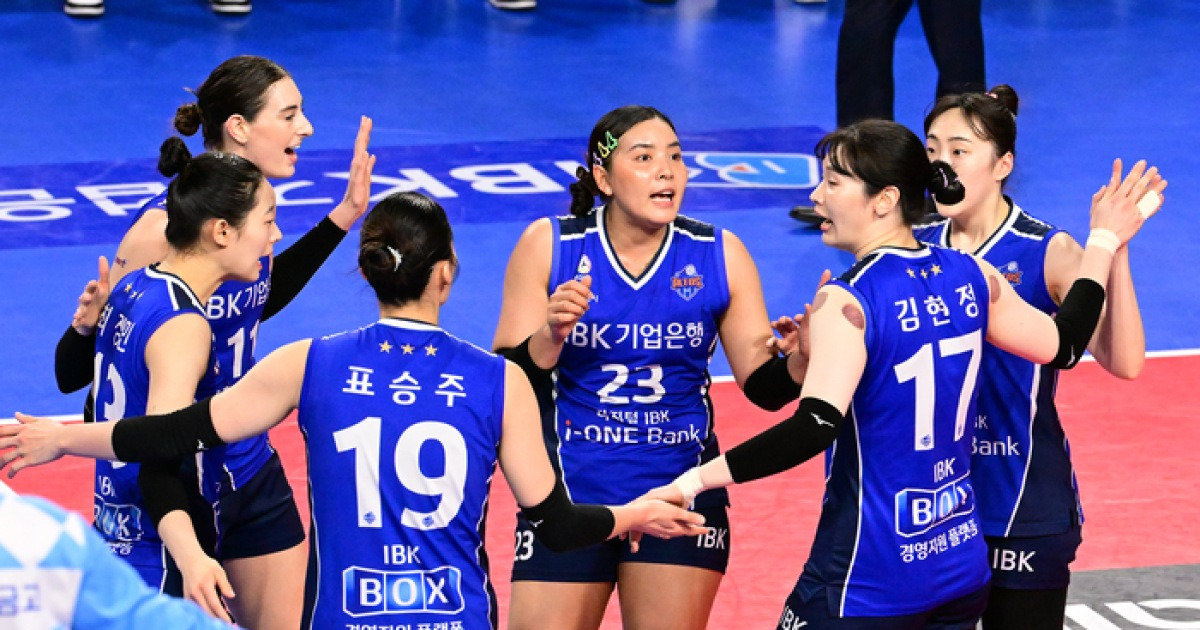 높이에서 ‘압도’ IBK, 차상현 감독 빠진 GS 완파하며 3~4위 맹추격…봄배구 구도 안갯속으로[현장리뷰]