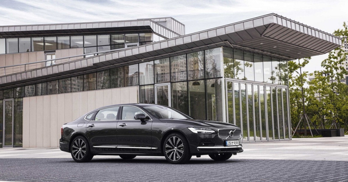 볼보 S90, 100년 안전 DNA 담았다 … 아빠들 마음 뺏은 '패밀리 세단'