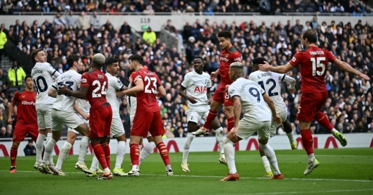 ‘손황 대전’ 첫 45분은 울버햄튼이 가져갔다! 고메즈 선제 헤더골→전반 1-0 리드 [EPL]