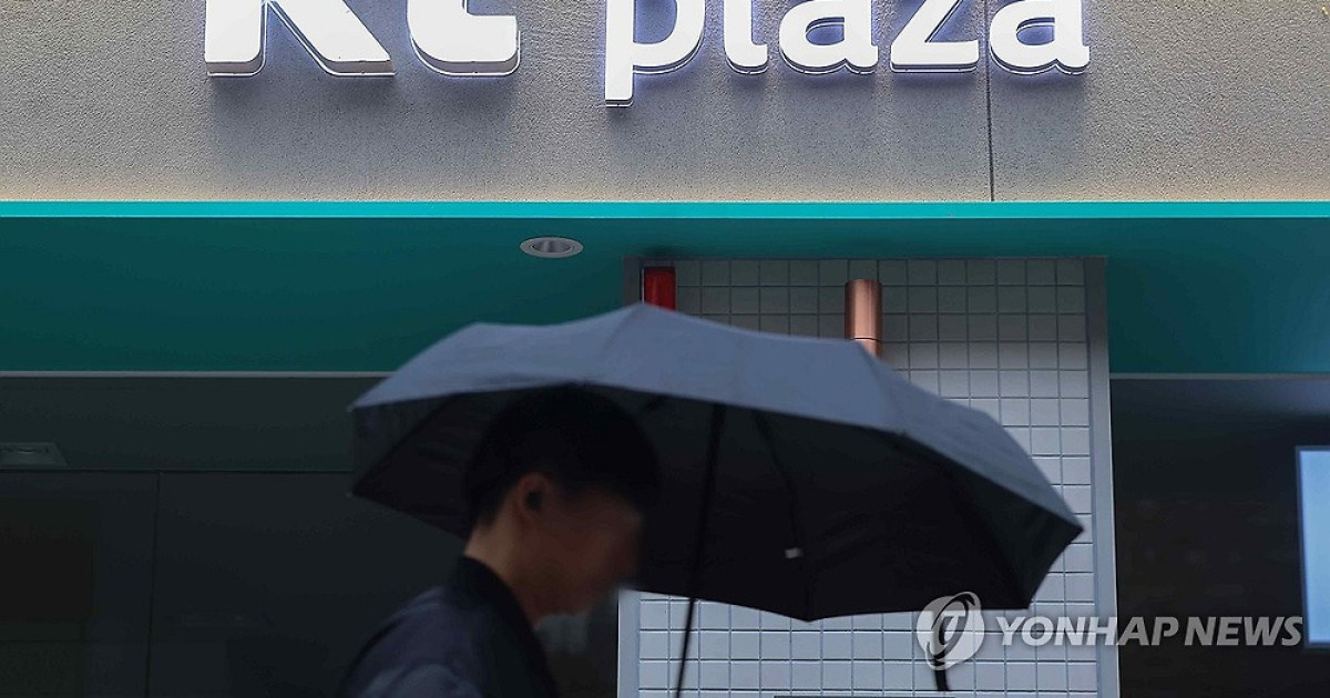 KT, 갤럭시S24 프로모션 이강인 포스터 철거