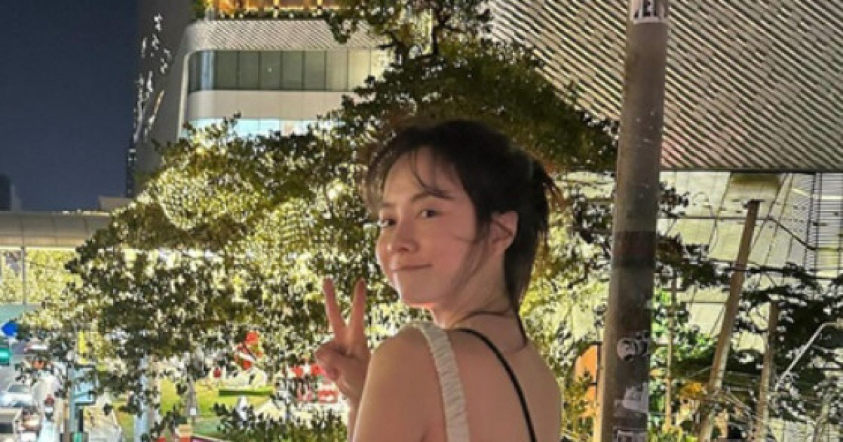 '167cm' 송지효, 방콕서 과감한 백리스 패션..48kg 가녀린 몸매