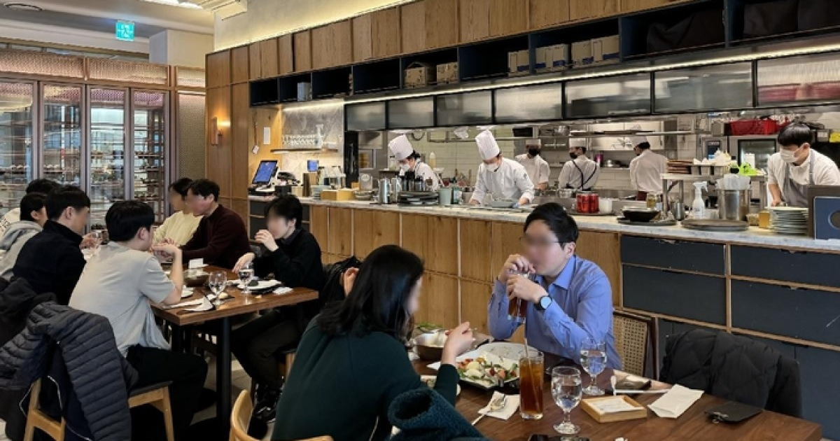 Dept. store restaurants become popular spots for after-work dinners