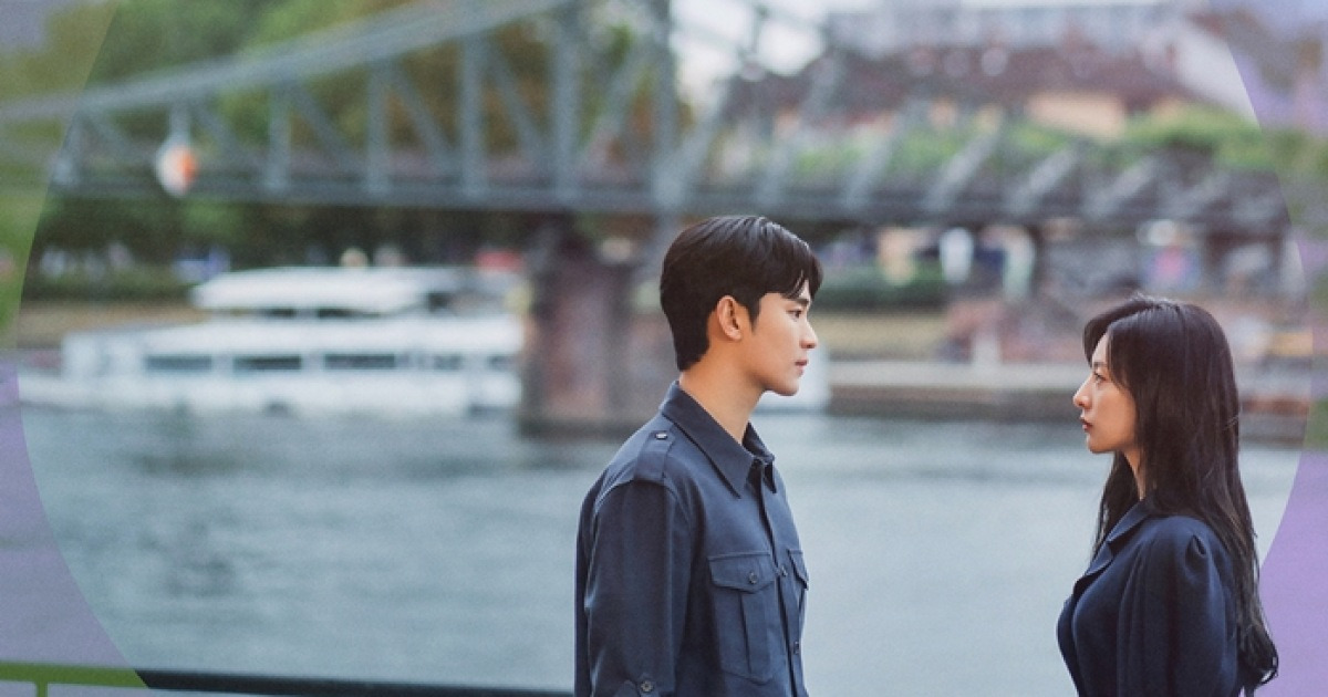 눈물의 여왕 김수현♥김지원 부부 포스터 공개 결혼하면 왜 사랑 안 하지