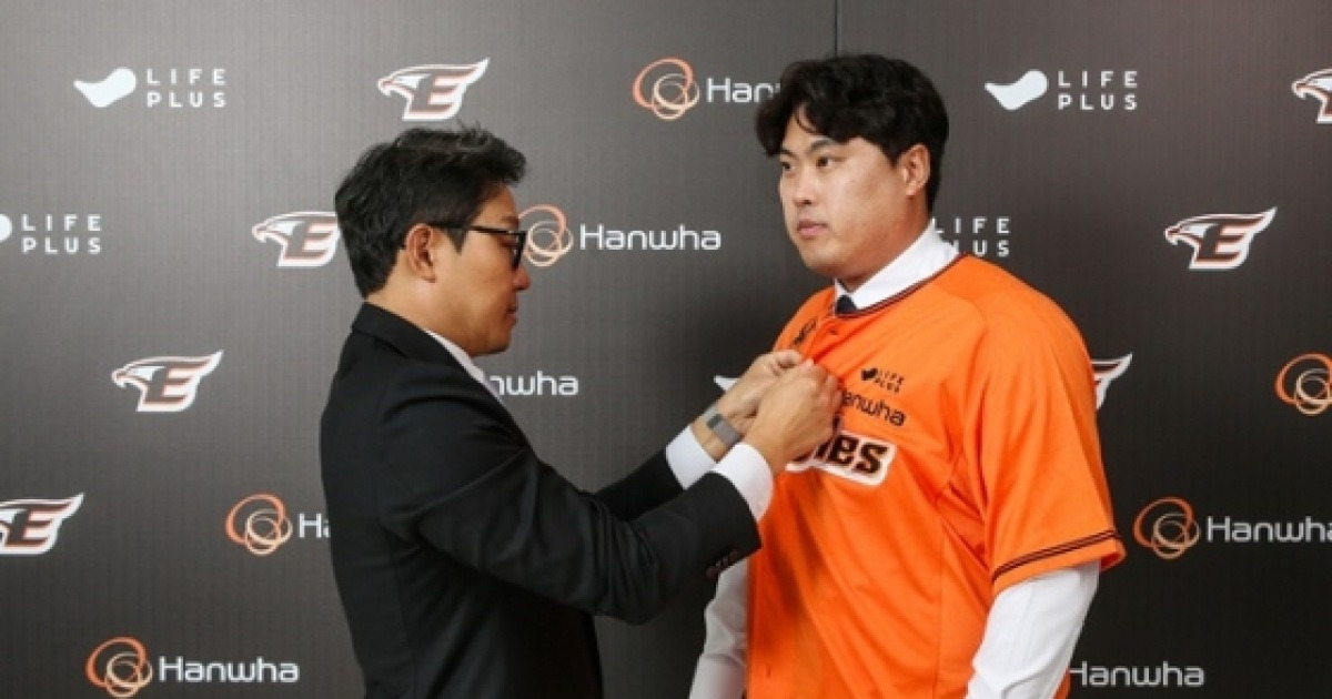 [오피셜] 충격 '류현진 8년 170억 계약' KBO 새 역사 썼다, 12년 만에 한화 복귀... 23일 오키나와 합류한다