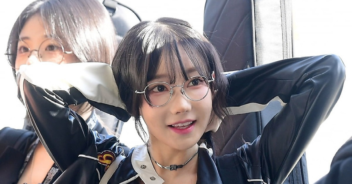 [TEN포토]QWER 마젠타 '머리 좀 묶고'