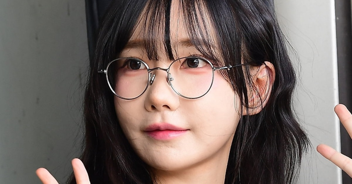 [TEN포토]QWER 마젠타 '인형이랑 붕어빵'