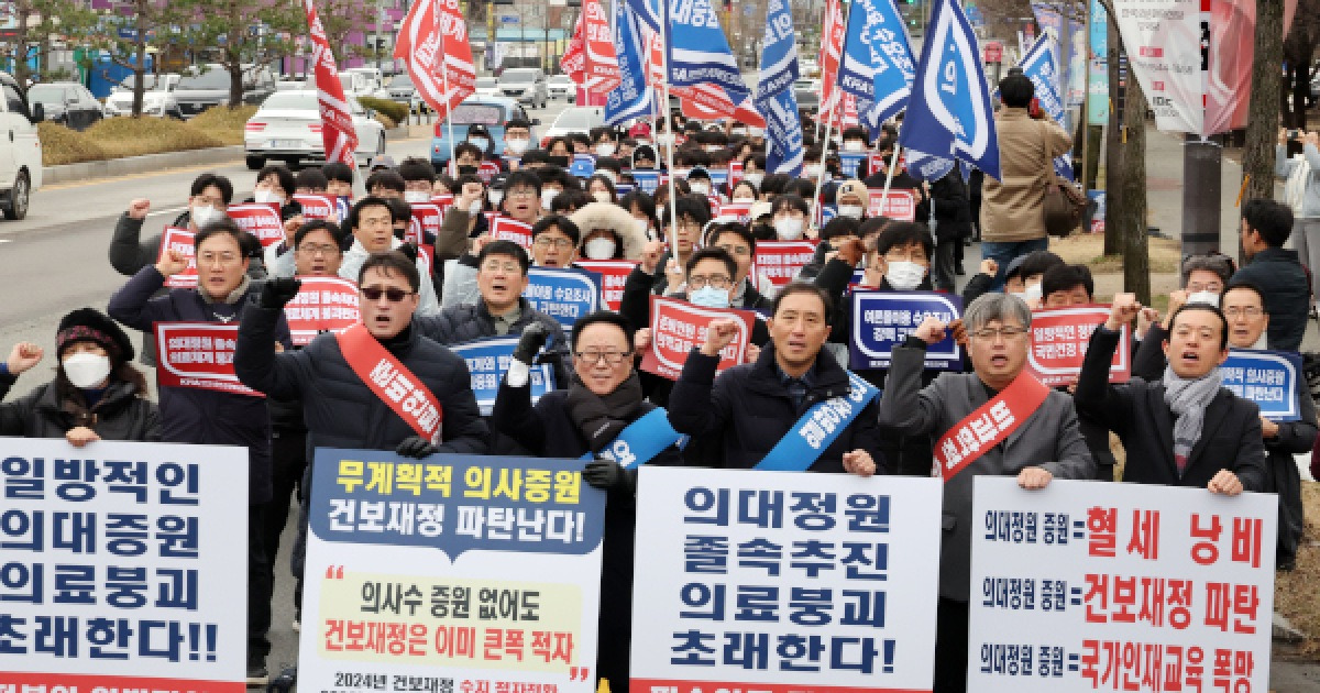 의대생 휴학 신청 1만명 넘어서… 의대 정원 배정 빨라지나