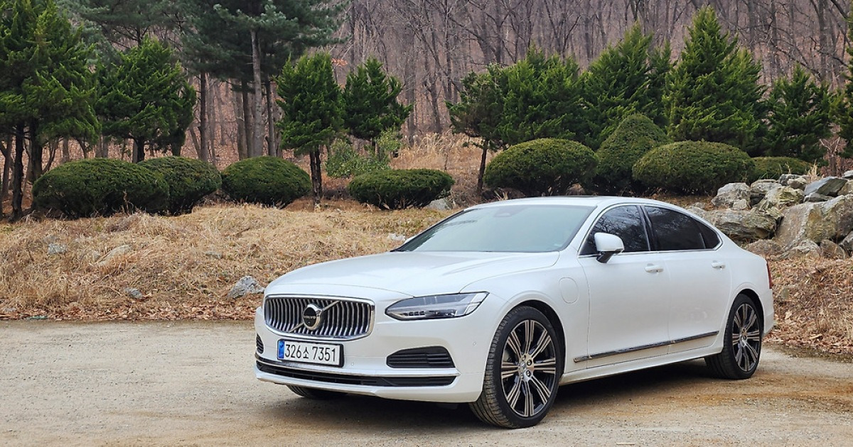 120㎜ 길어진 휠베이스…고급스러운 승차감에 경제성까지 [시승기-볼보 S90 리차지 PHEV]