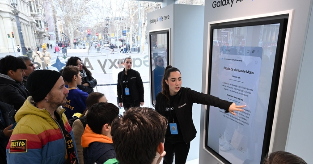[MWC24] 갤럭시 AI 성능 살피는 스페인 사람들