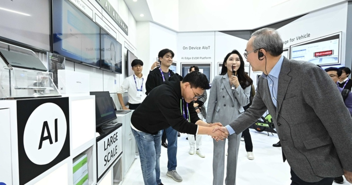 [MWC24] KT 부스 찾은 김영섭 대표