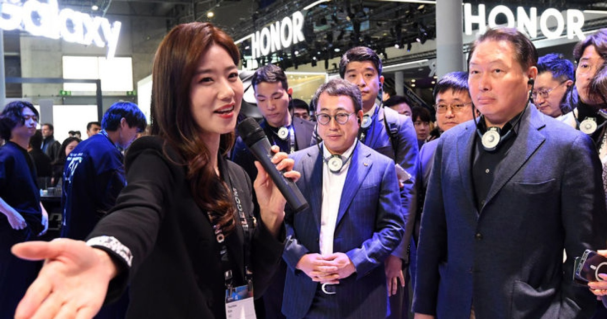 MWC, 최태원 회장 SKT 부스 투어