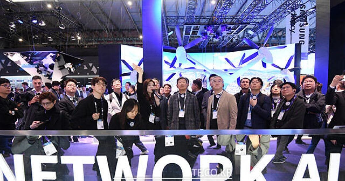 MWC에서 SKT 부스 방문한 황현식 대표 [TF사진관]