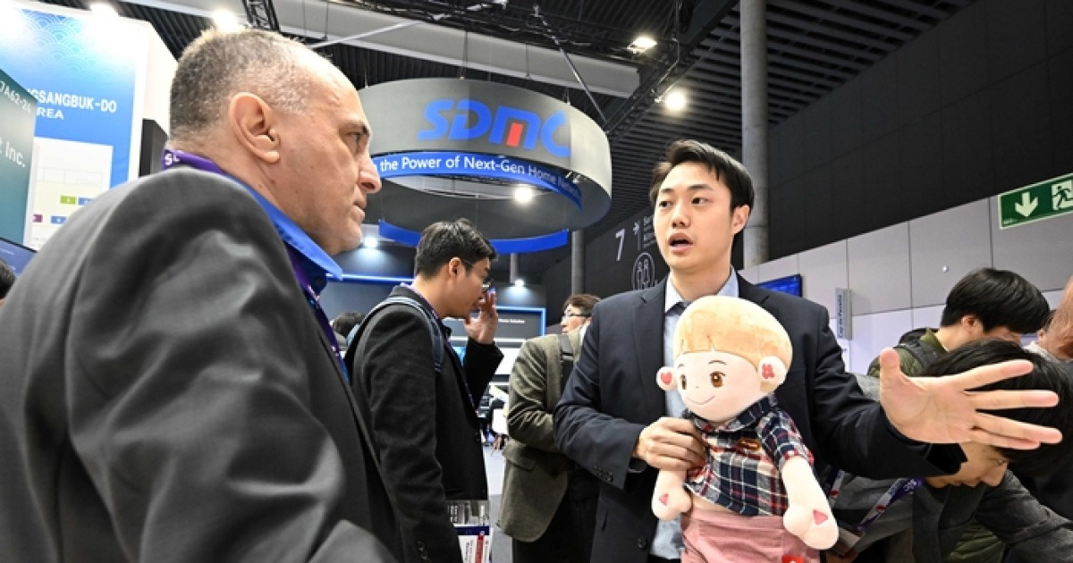 [MWC24] 어르신용 AI로봇 '효돌'