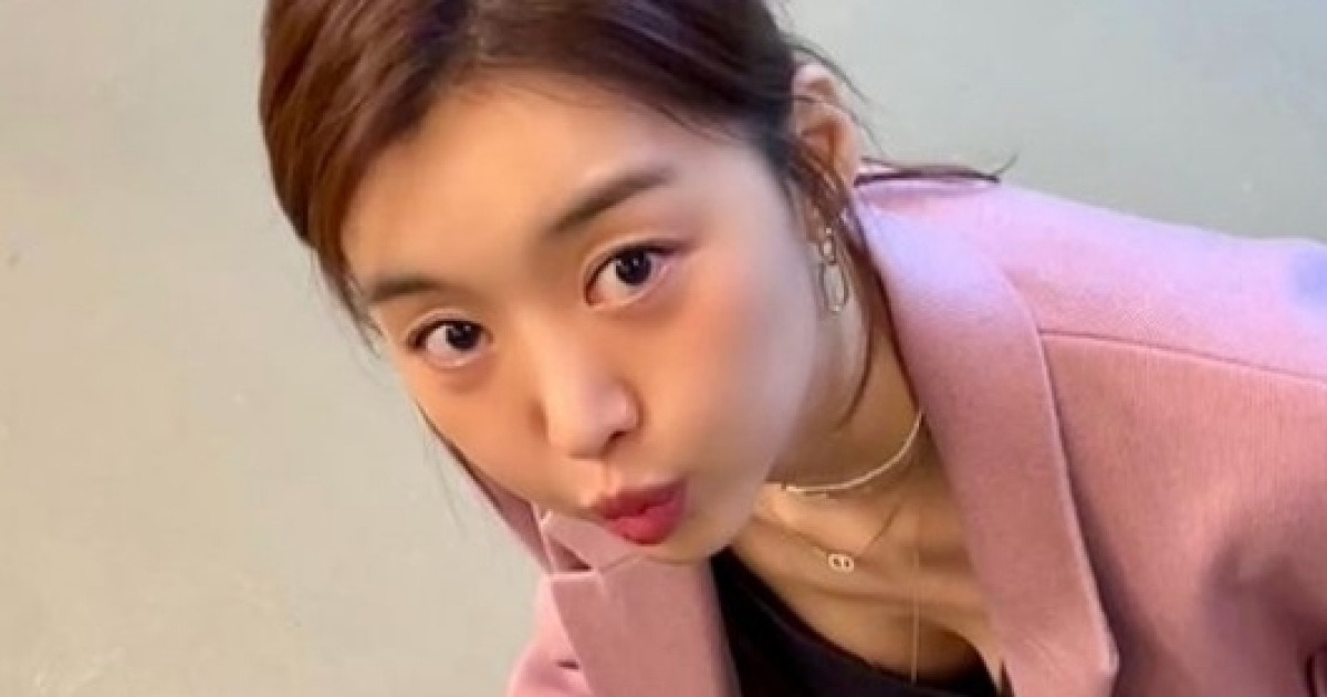 장희진 러블리한 핑크 자켓 입고 꽃에 미모 안 지네 “꽃보다 아름다워”