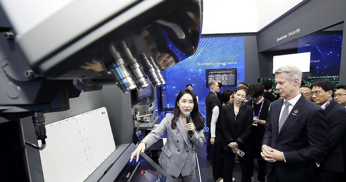 KT 전시장 살펴보는 GSMA 사무총장