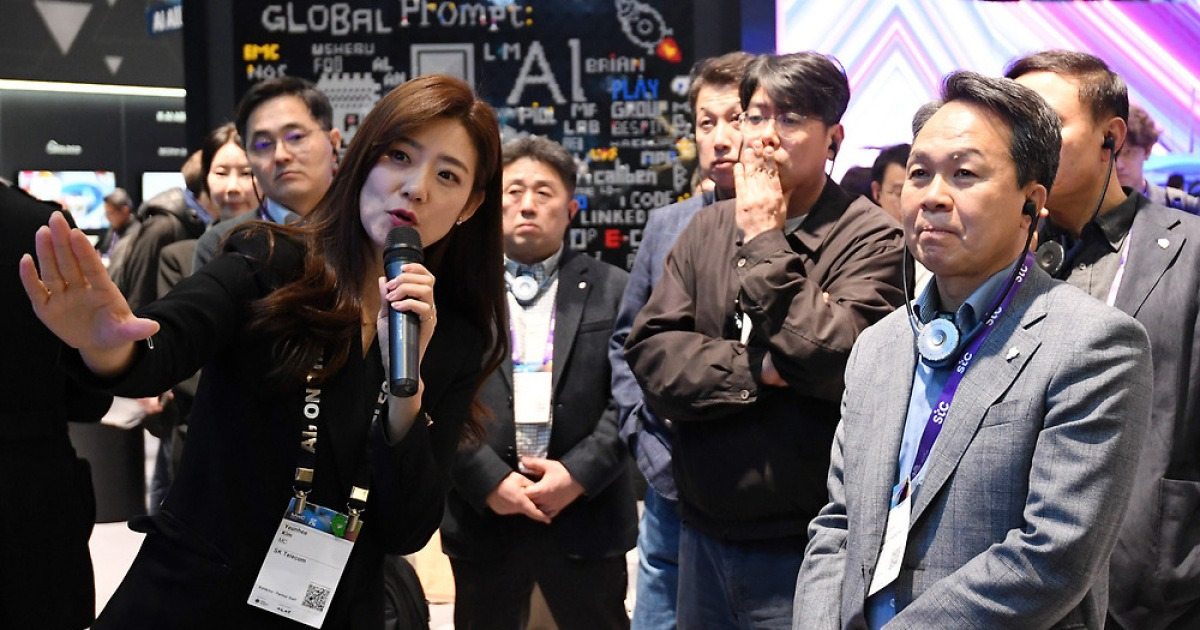 [MWC2024] SKT 부스 찾은 진옥동 신한금융지주 회장