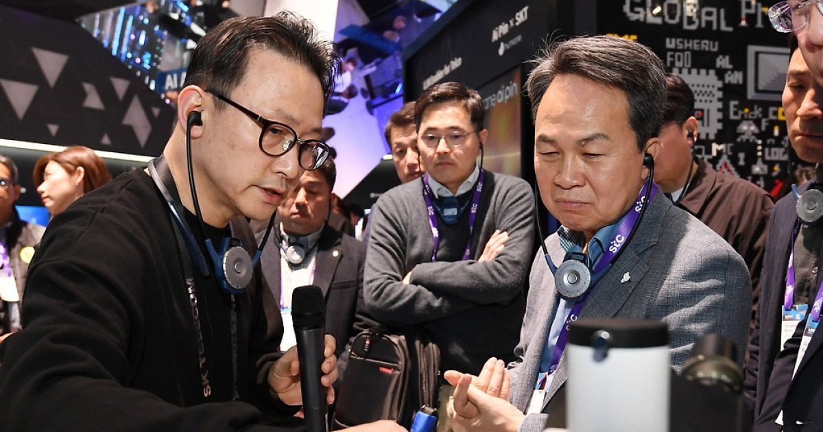 [MWC2024] SKT 부스 찾은 진옥동 신한금융지주 회장