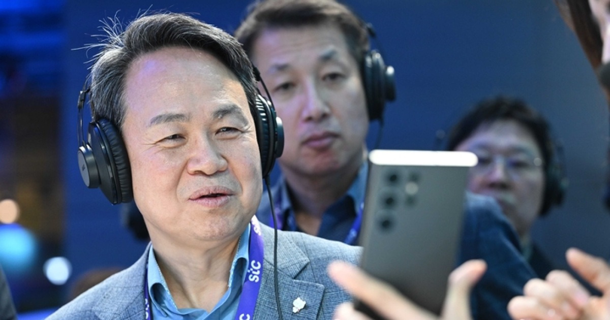 [MWC24] 갤럭시S24에 관심 보이는 진옥동