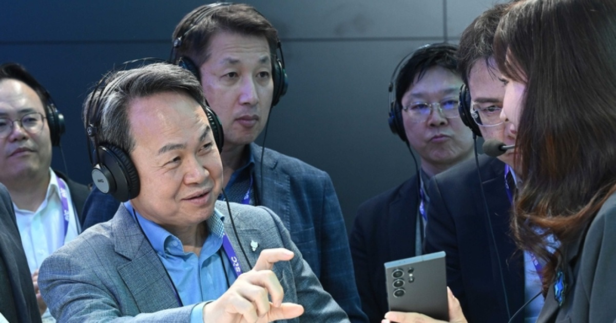 [MWC24] S24에 큰 관심 보이는 진옥동 신한금융 회장