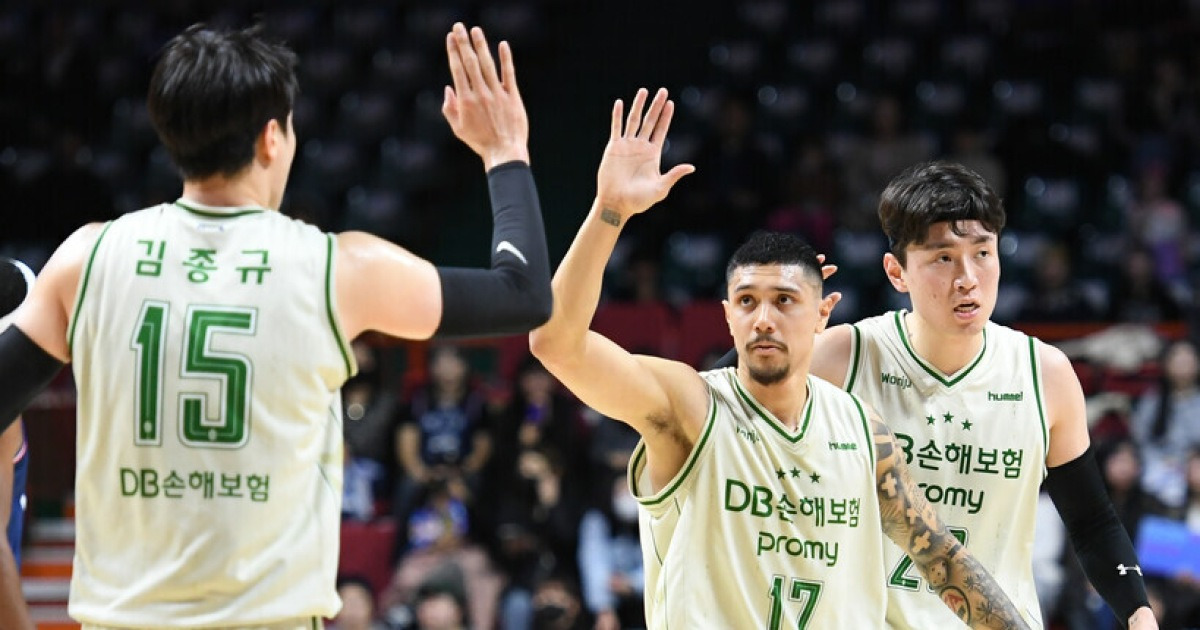 ‘로슨-알바노 57점 폭발’ DB, KCC 꺾고 매직넘버 8