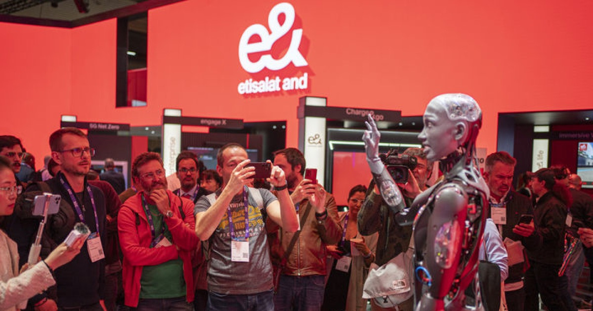 "CES보다 더 화려한데?"…참관객 눈길 사로잡은 이색 로봇들[MWC 24]